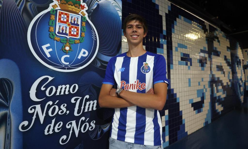 Luís Gomes com primeiro contrato profissional assinado de azul e branco ...