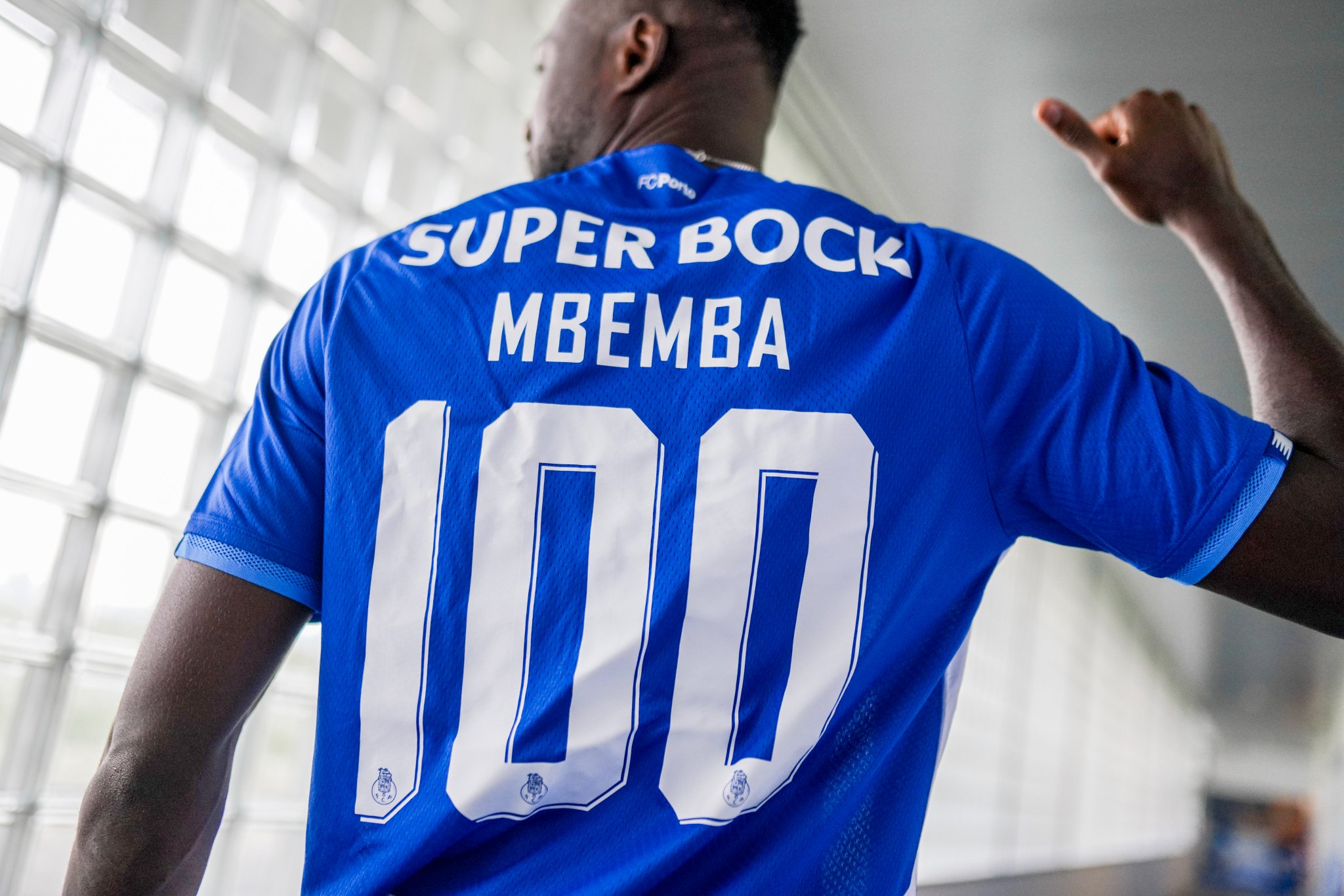 Mbemba atinge número centenário | Portal dos Dragões