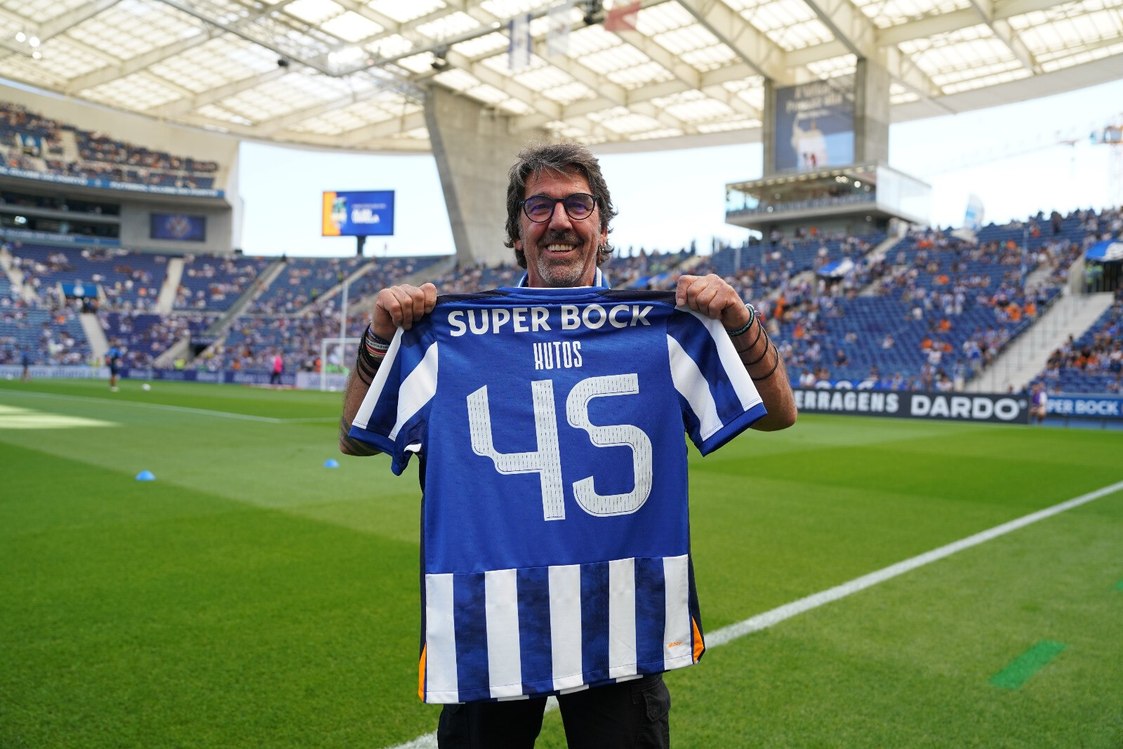 Kalu, baterista dos Xutos e Pontapés, recebeu presente do FC Porto ...