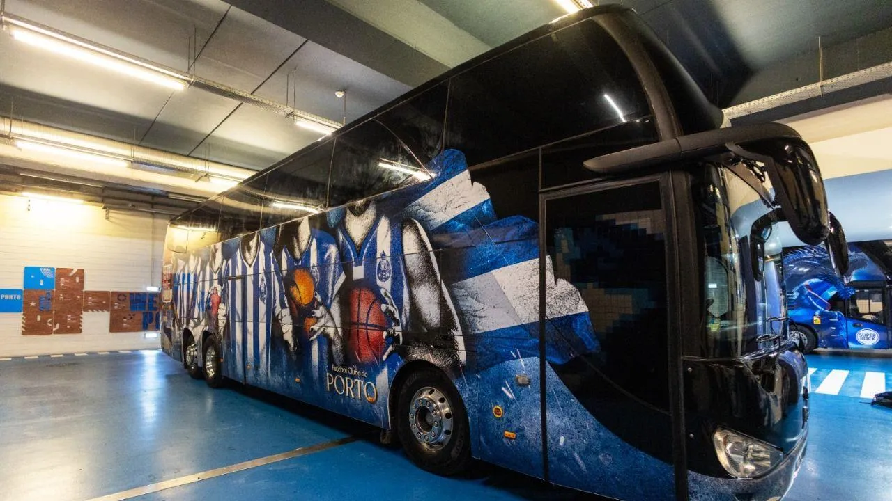 Sócio pintou o autocarro das modalidades do FC Porto | Portal dos Dragões